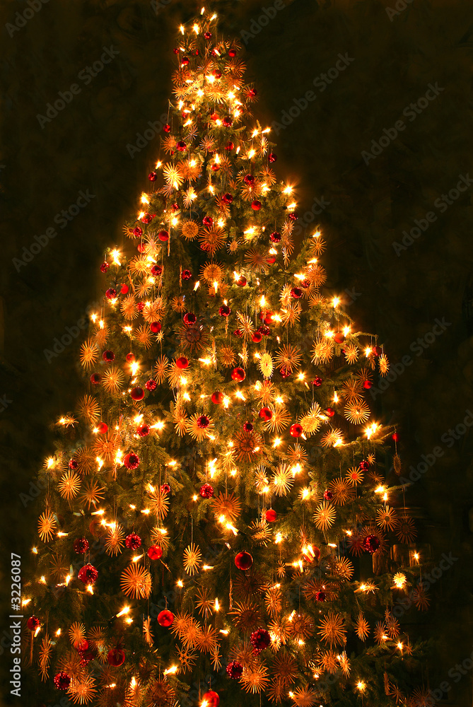 Weihnachtsbaum, großer Christbaum mit Lichtern und Kugeln, Copyspace ...