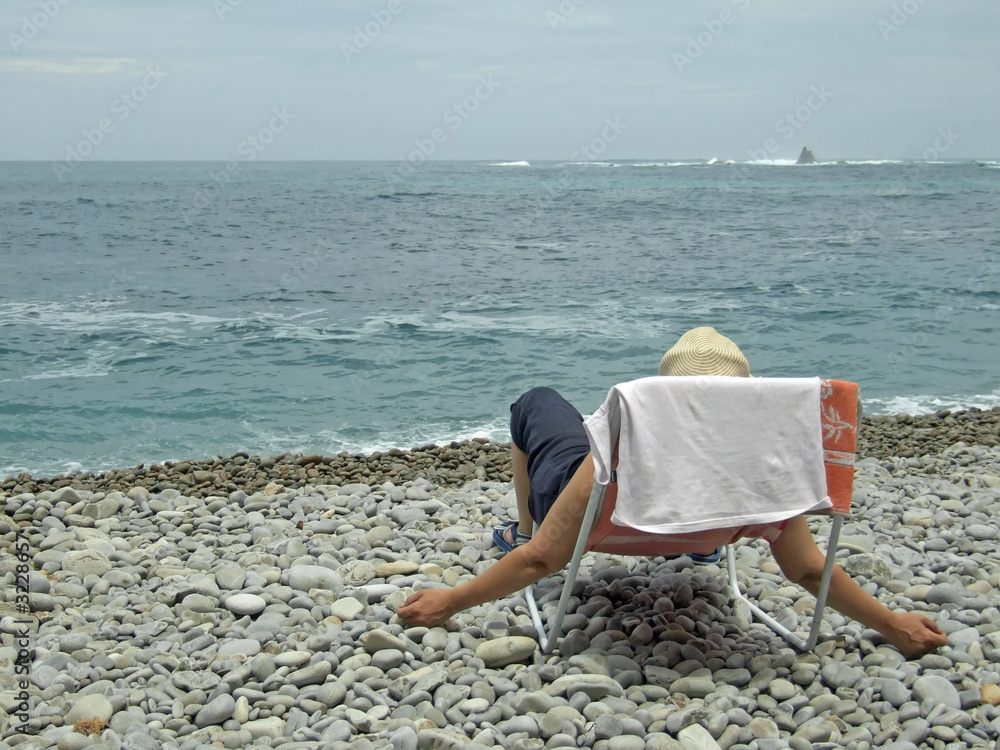 mujer tumbada foto de Stock | Adobe Stock