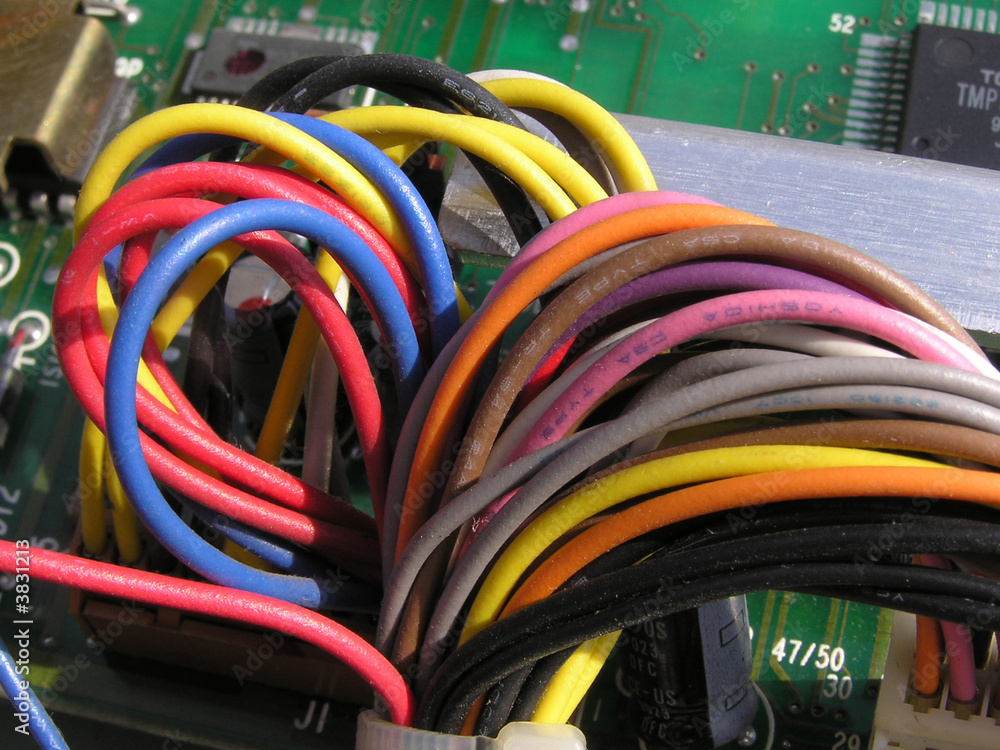 0813 - Fils électriques (intérieur d'ordinateur) Stock Photo | Adobe Stock
