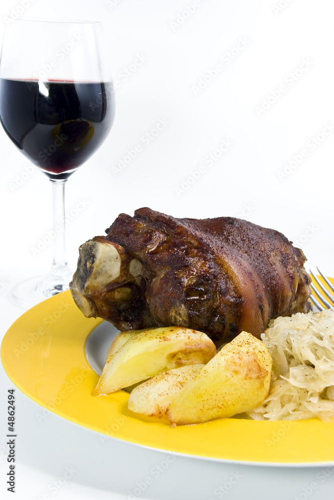 gebratene haxe-hachse- mit bratkartoffeln und sauerkraut Stock Photo ...