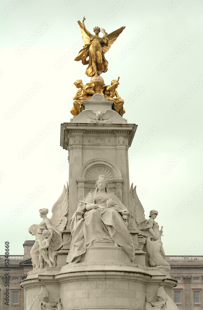 queen victoria memorial, statue at Buckingham palace in London Stock ...
