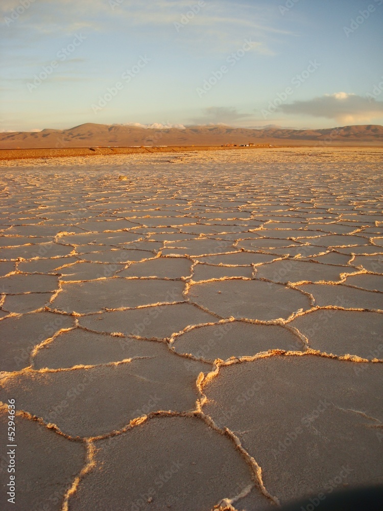 Coucher de soleil sur un désert de sel. Photos | Adobe Stock