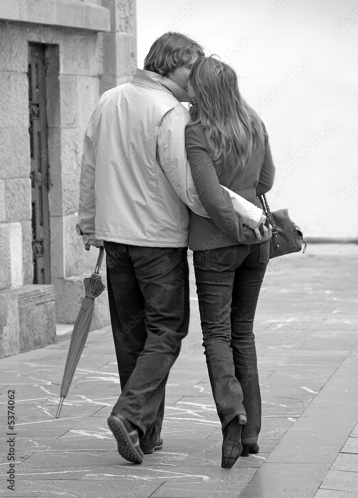 Pareja besandose foto de Stock | Adobe Stock