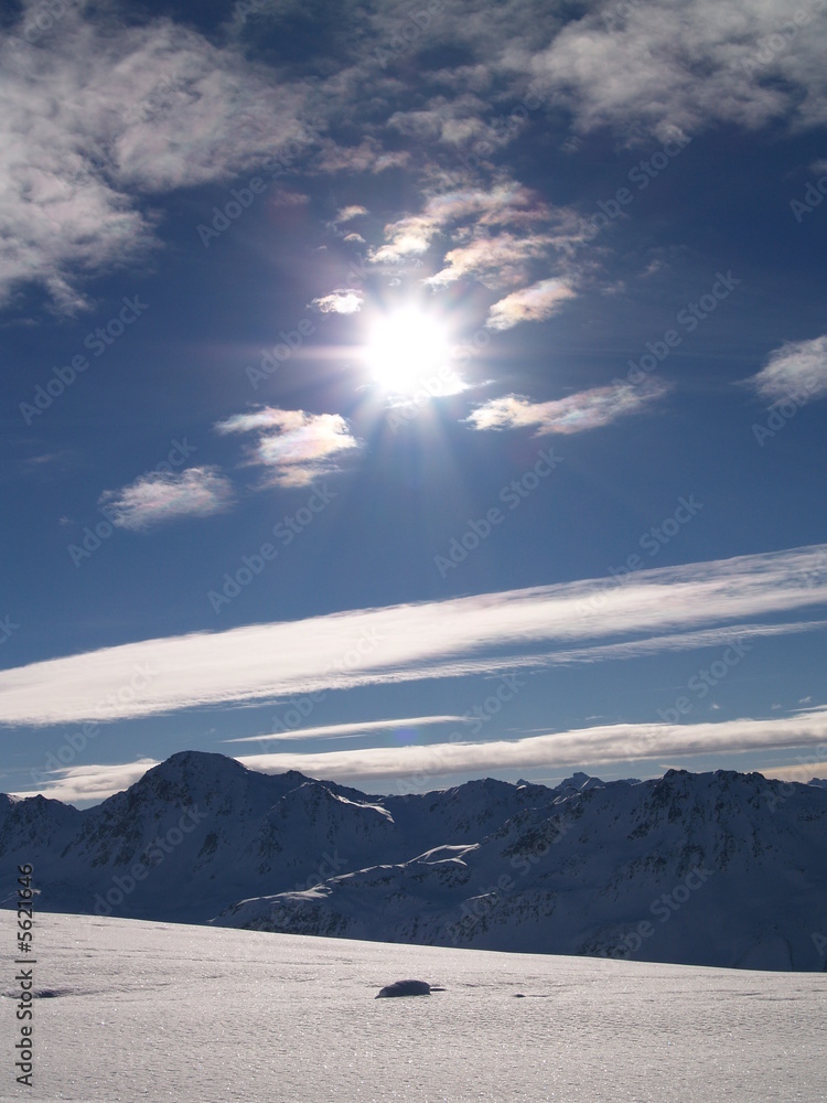 un soleil au zénith Photos | Adobe Stock