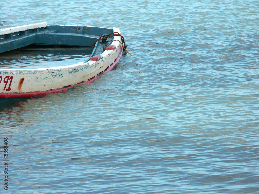 Foto de barque pleine d'eau de mer do Stock | Adobe Stock