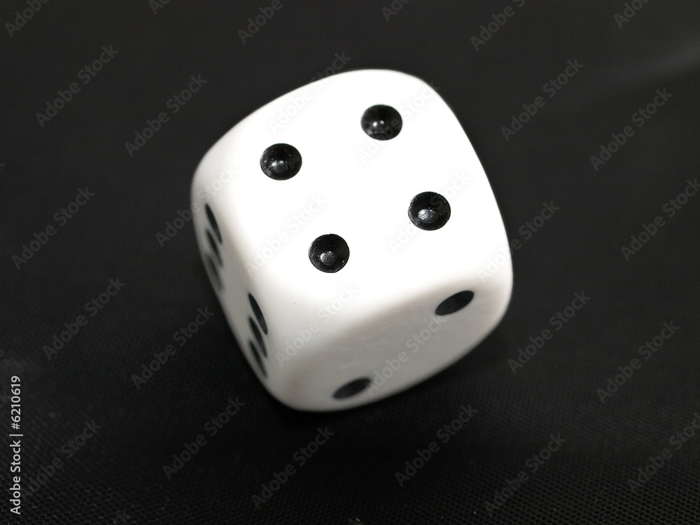 Dado en cuatro foto de Stock | Adobe Stock