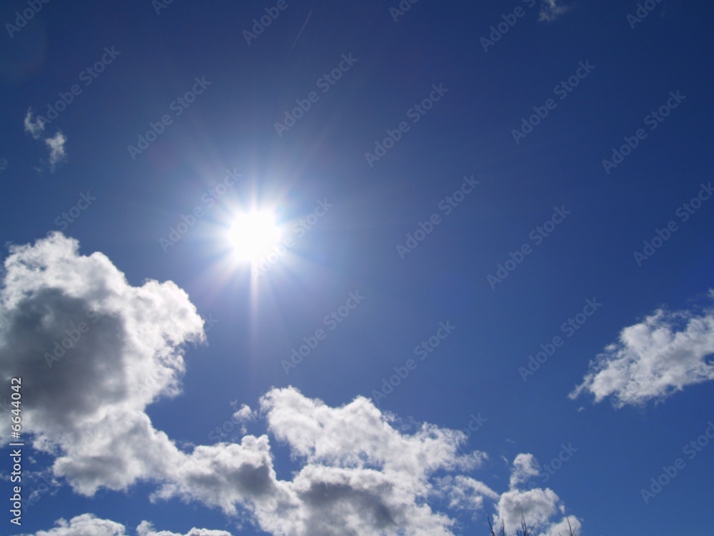 soleil au zénith Photos | Adobe Stock