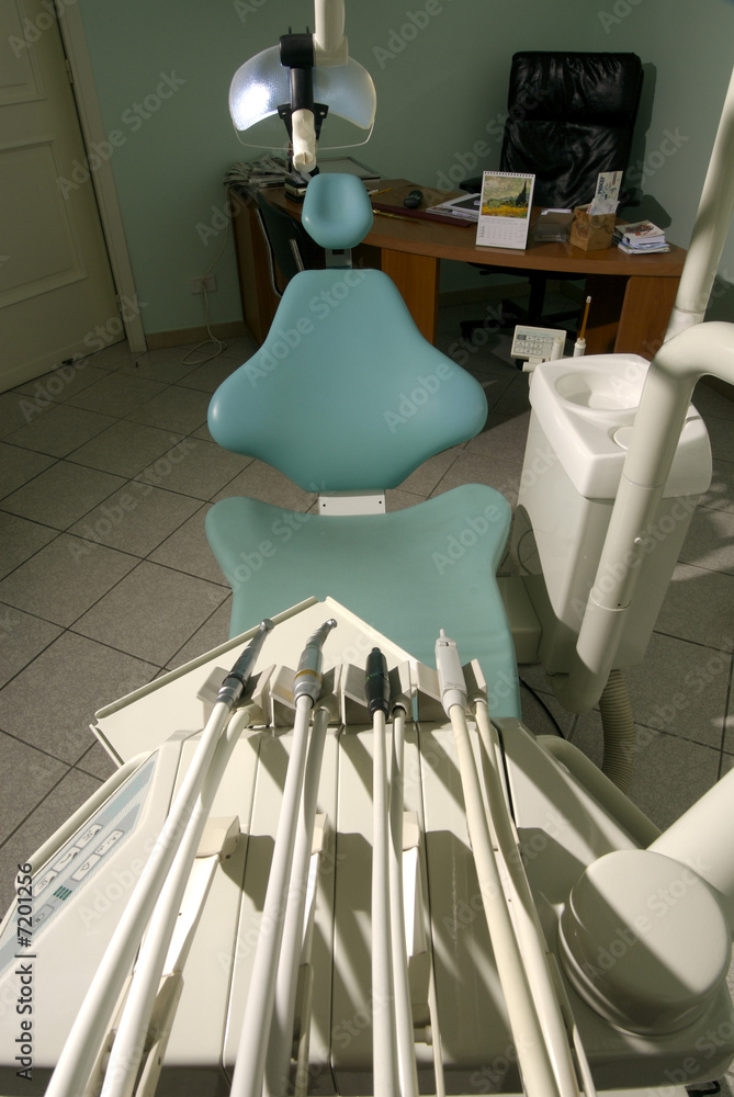 dental tools on a dentist's chair Stock 写真 | Adobe Stock