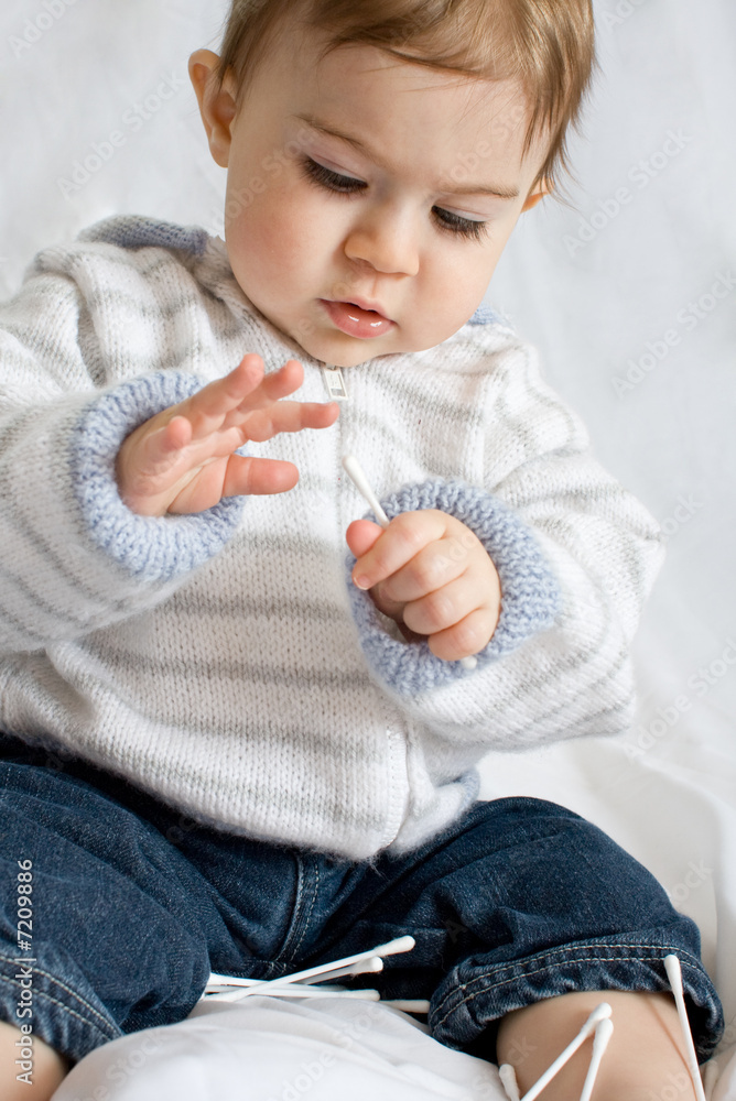 bébé hygiène coton tige nettoyage oreille pédiatrie soin Stock 写真 ...