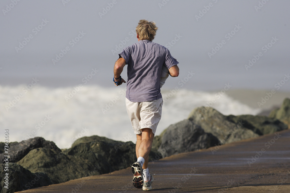 homme d'age mur entrain de courir en bord de mer Stock Photo | Adobe Stock