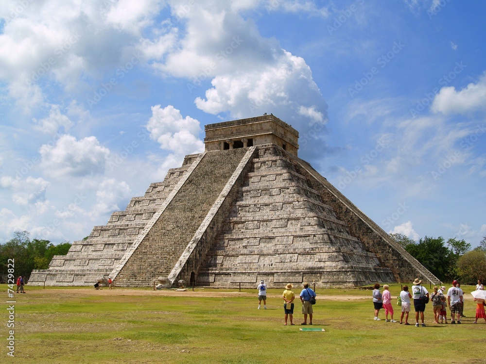 pyramide de chichen itza Stock Photo | Adobe Stock