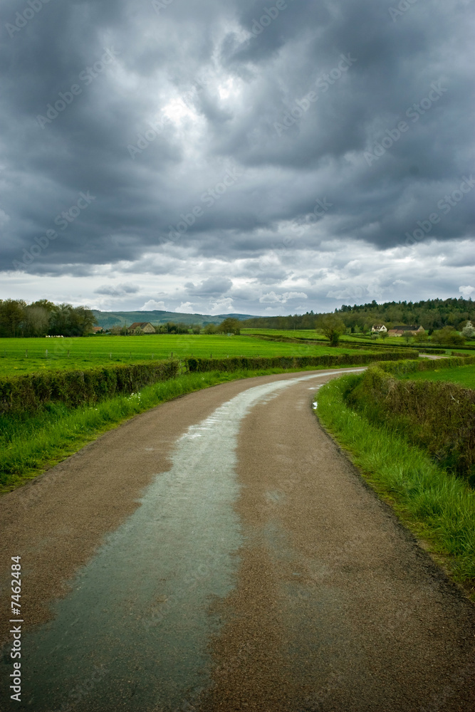 nature orage campagne pré ciel pluie temps lourd route Photos | Adobe Stock