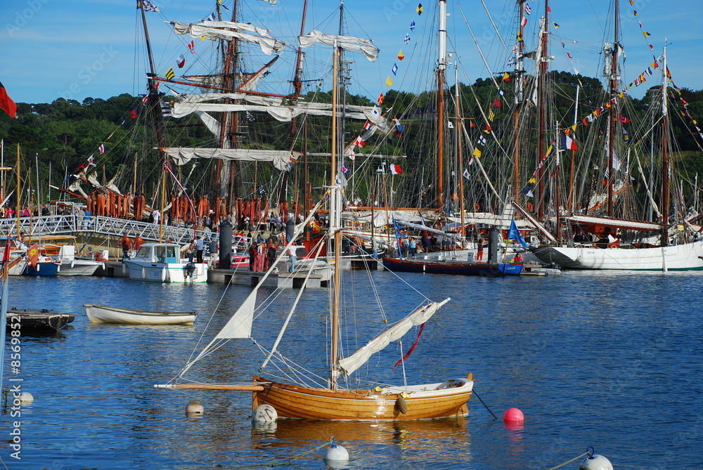 petit cotre breton au ^port Photos | Adobe Stock