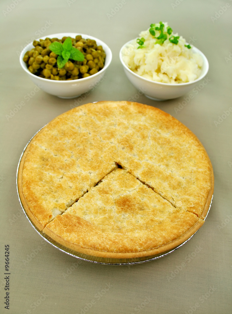 Foto de Family beef pie with peas and mashed potato ready to serve. do ...