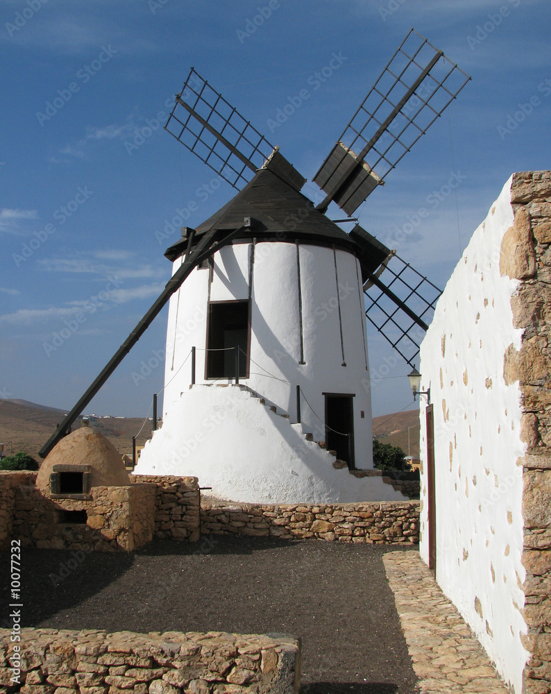 moulin et four à pain traditionnel Stock Photo | Adobe Stock