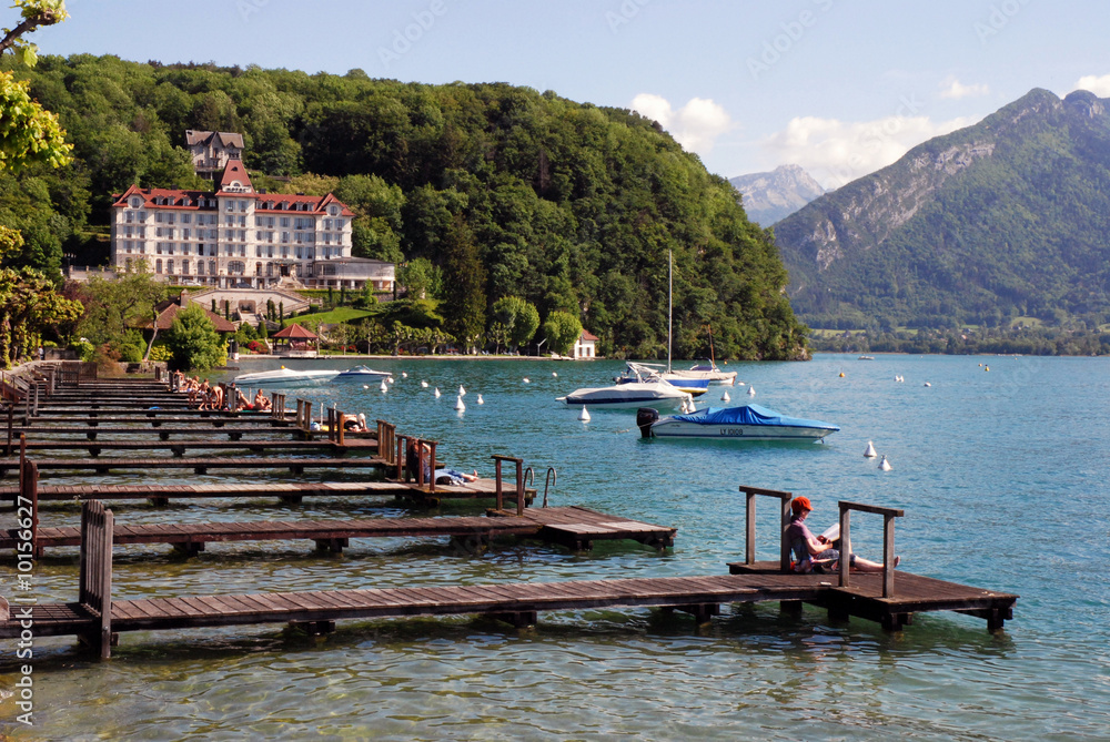 Lecture loisir à Menthon et lac d'annecy Stock Photo | Adobe Stock