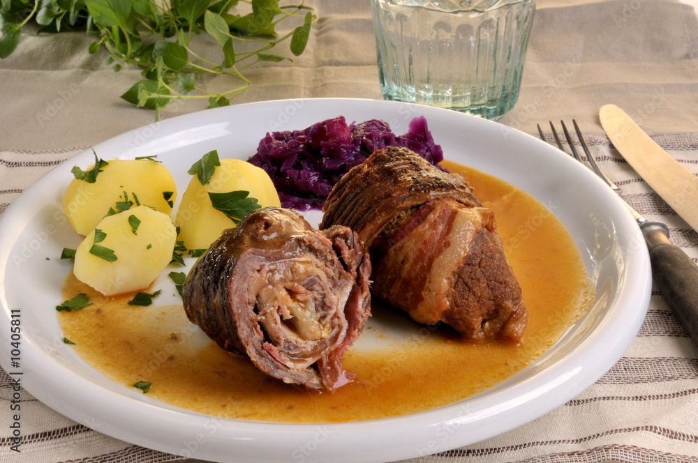 Rinderroulade mit Rotkohl Stock-Foto | Adobe Stock