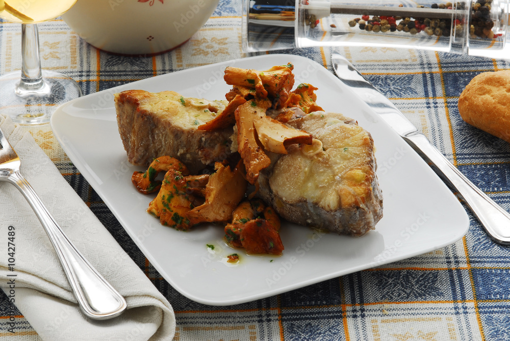 Foto Stock Palombo con le finferle - Secondi di pesce - Ricette | Adobe ...