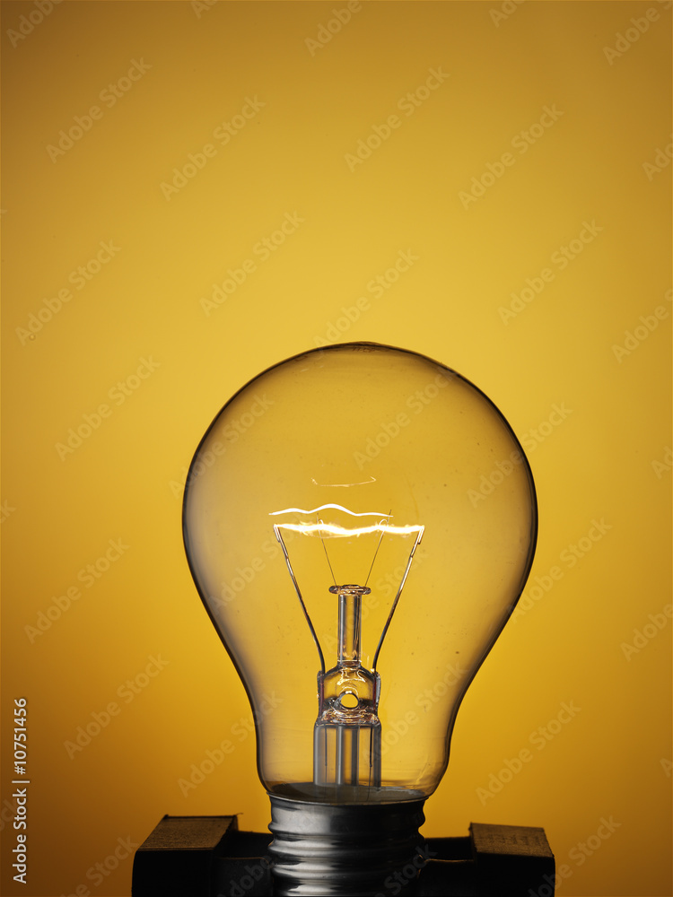 Foto Stock Lampadina accesa | Adobe Stock