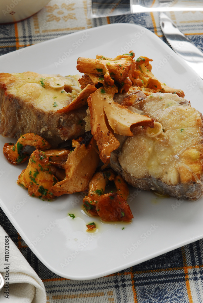 Foto Stock Palombo le finferle - Secondi di pesce | Adobe Stock