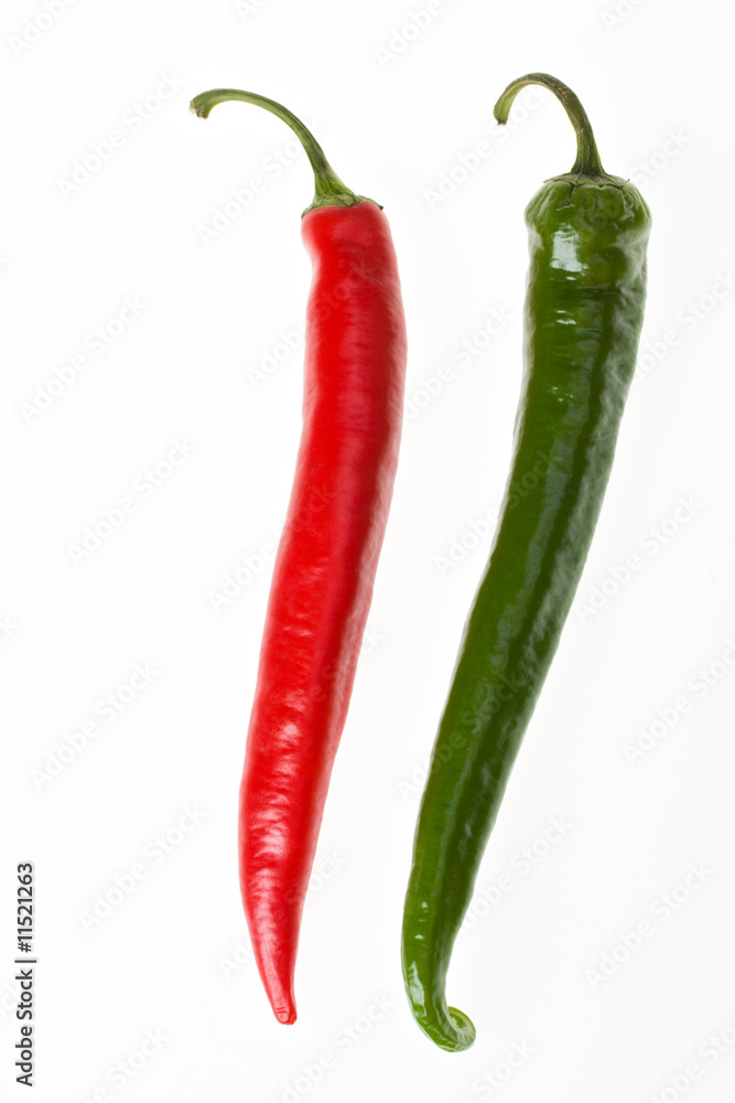 rote und grüne Pepperoni auf weißem Hintergrund Stock Photo | Adobe Stock