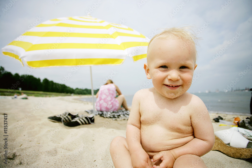Kleinkind am Strand Stock-Foto | Adobe Stock