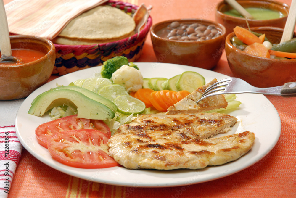 Pechuga de pollo asada a la plancha con ensalada y frijoles Stock Photo ...