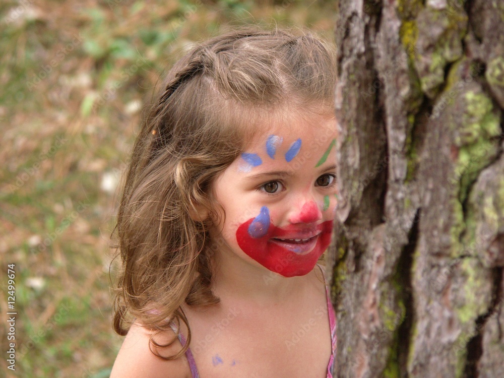 enfant qui joue à cache cache Photos | Adobe Stock