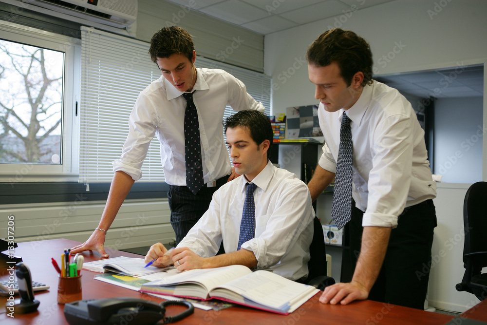 travail en équipe au bureau Stock Photo | Adobe Stock