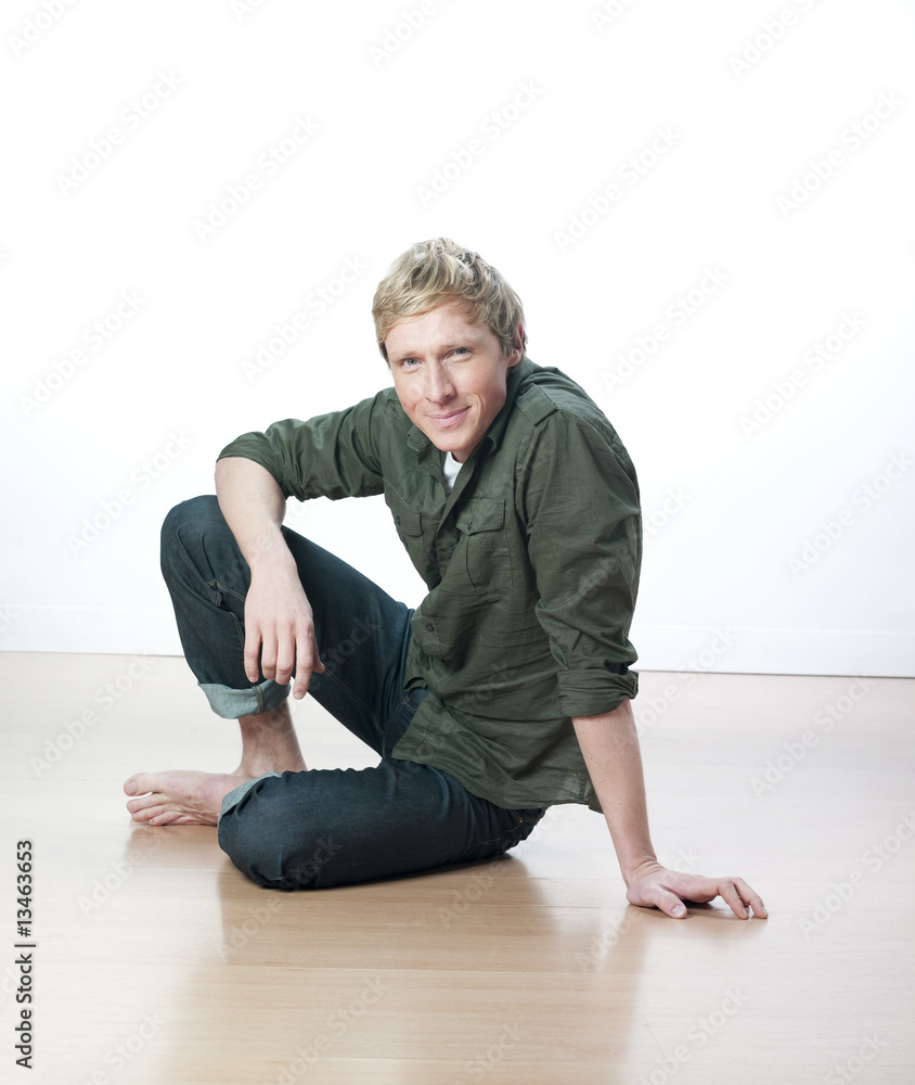 bel homme assis par terre posant Stock Photo | Adobe Stock