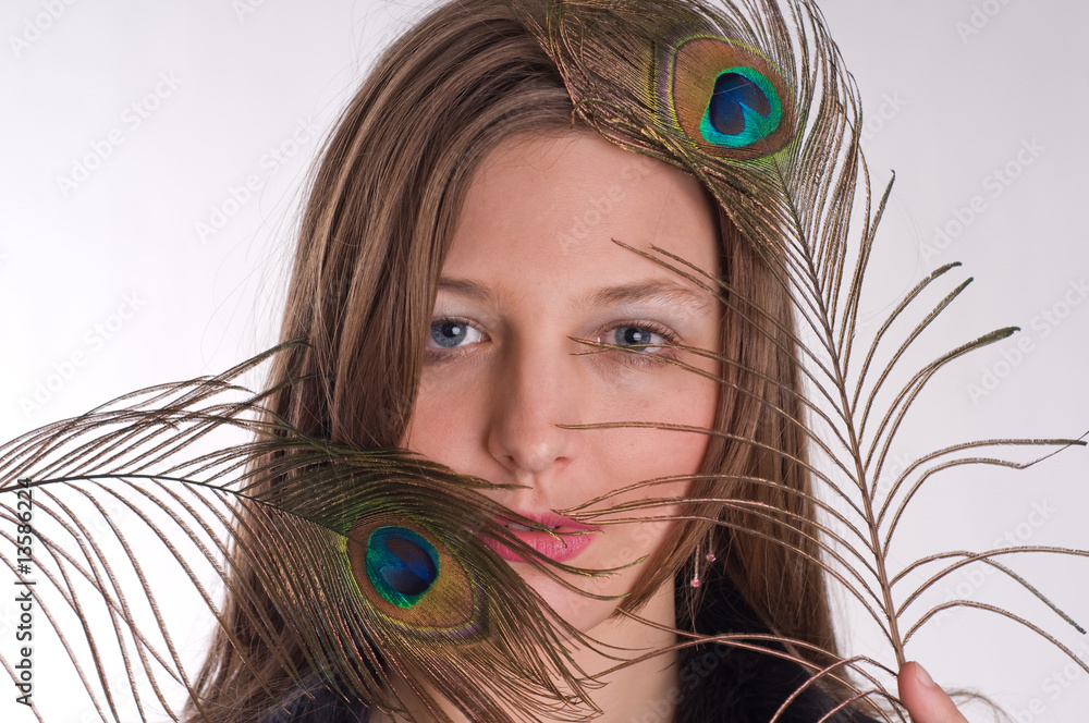 frau mit pfau feder peacock feather Stock-Foto | Adobe Stock