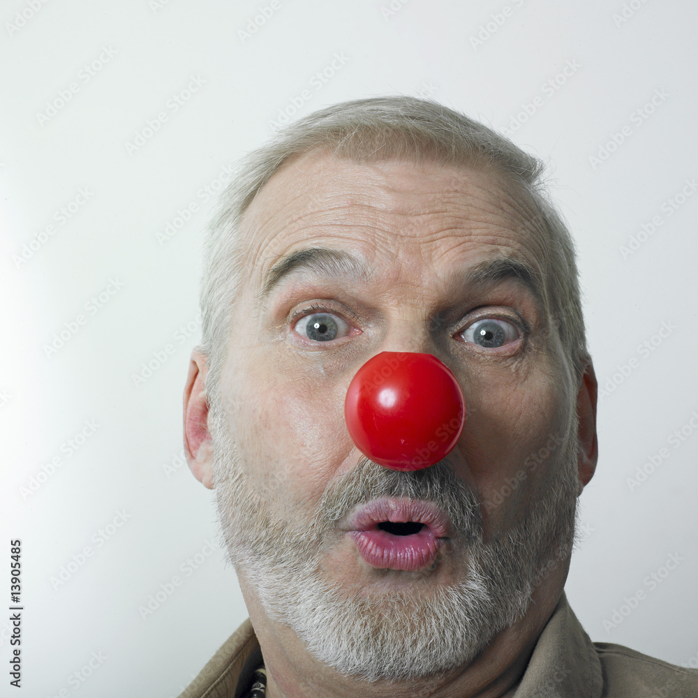 homme mature avec nez rouge Photos | Adobe Stock