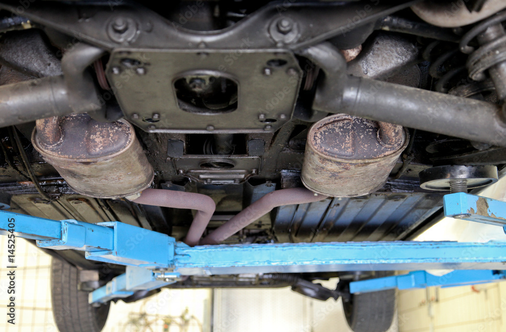 Auto von unten Stock-Foto | Adobe Stock