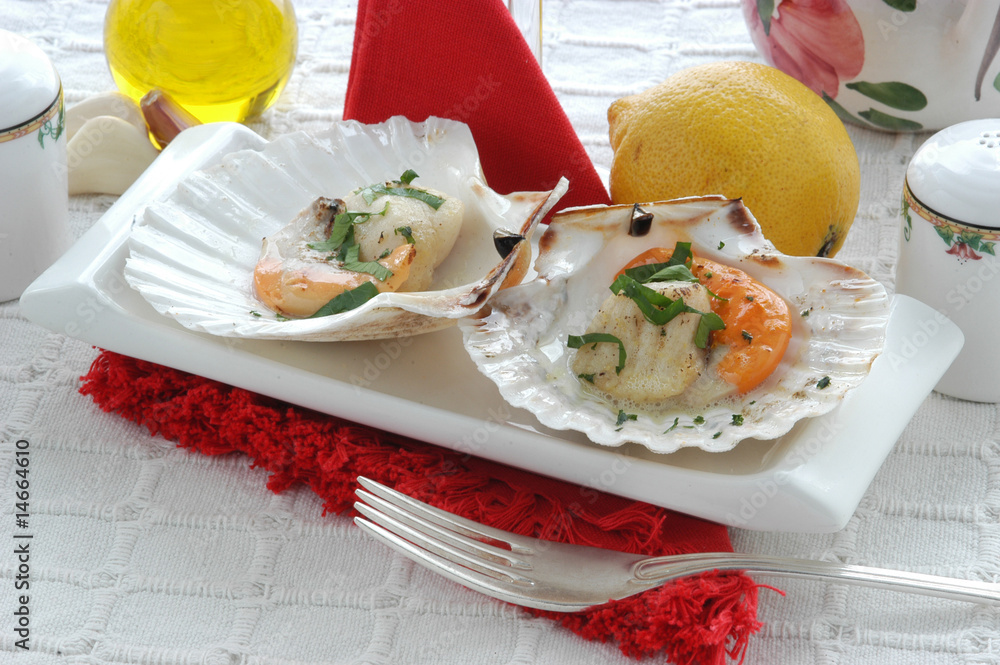 Capesante al forno - Antipasti di pesce - Emilia Romagna Stock Photo ...