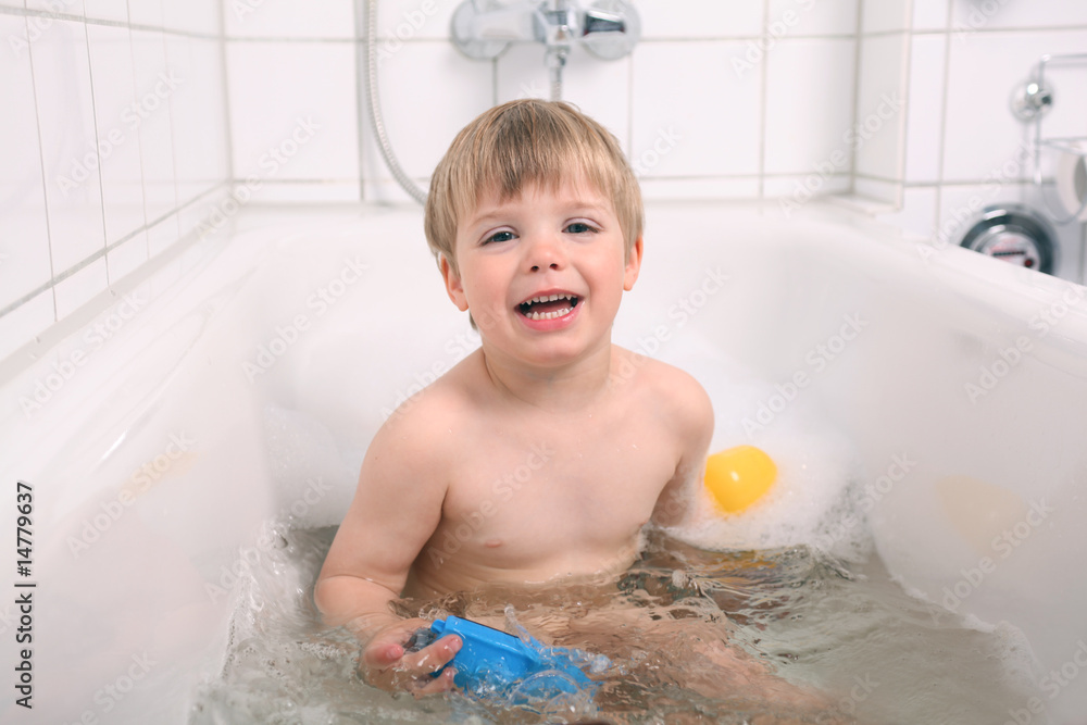 kleinkind in der badewanne Stock-Foto | Adobe Stock