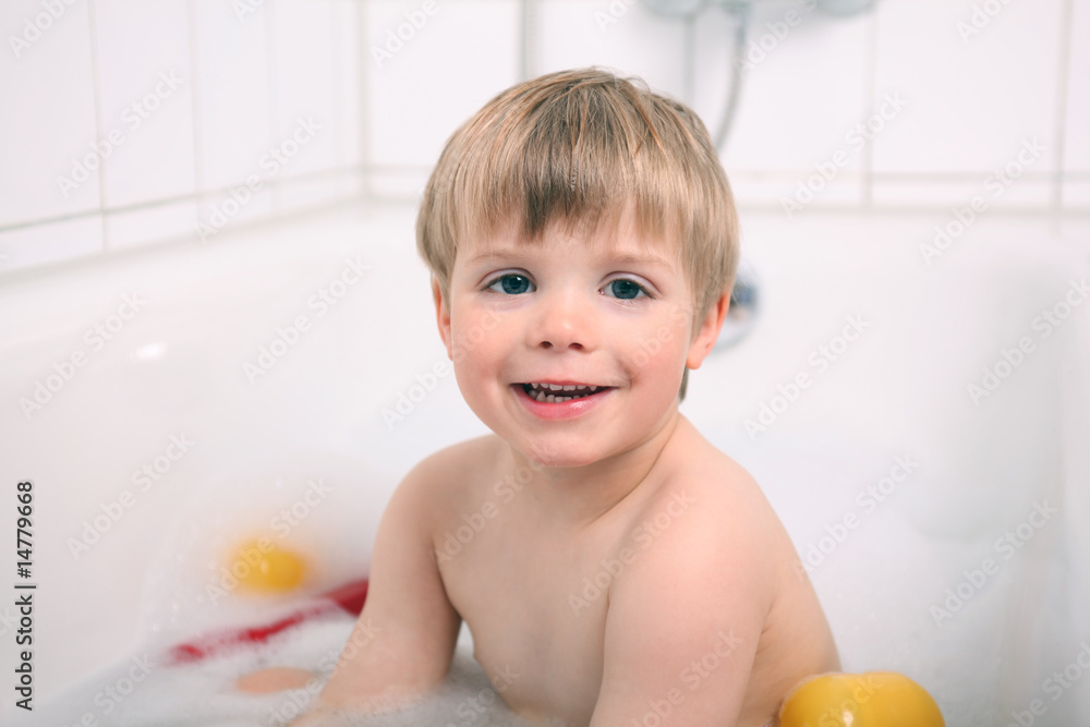 kleiner junge beim baden in der badewanne Stock-Foto | Adobe Stock