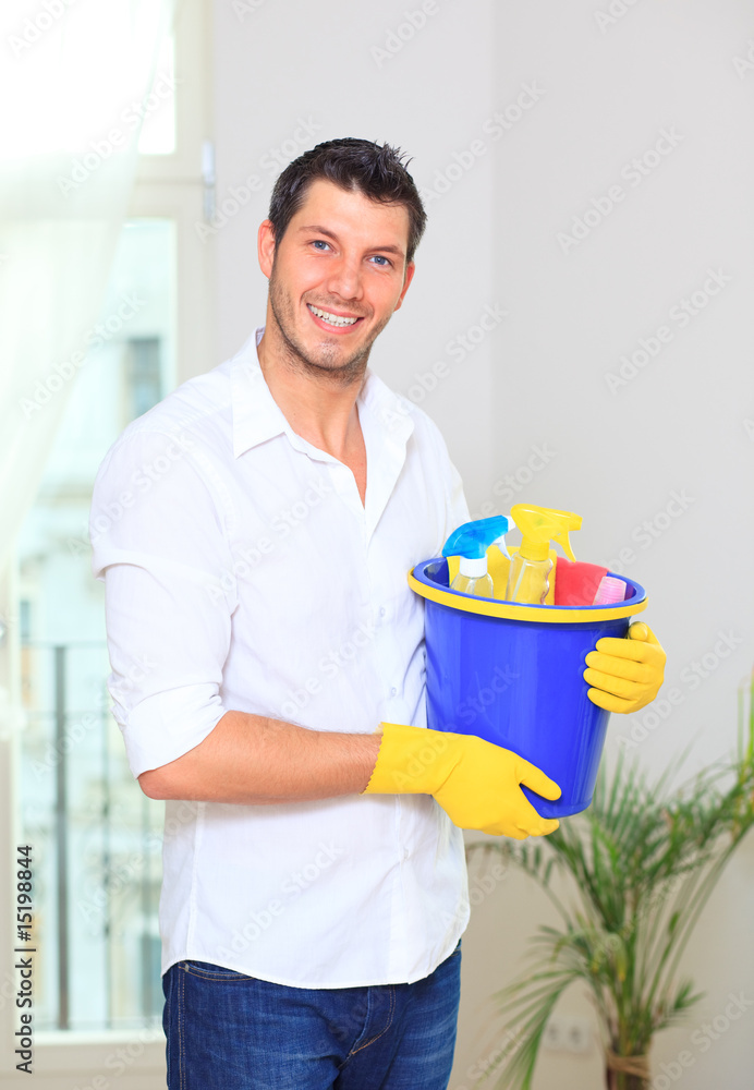 hausmann beim sauber machen und reinigen Stock-Foto | Adobe Stock