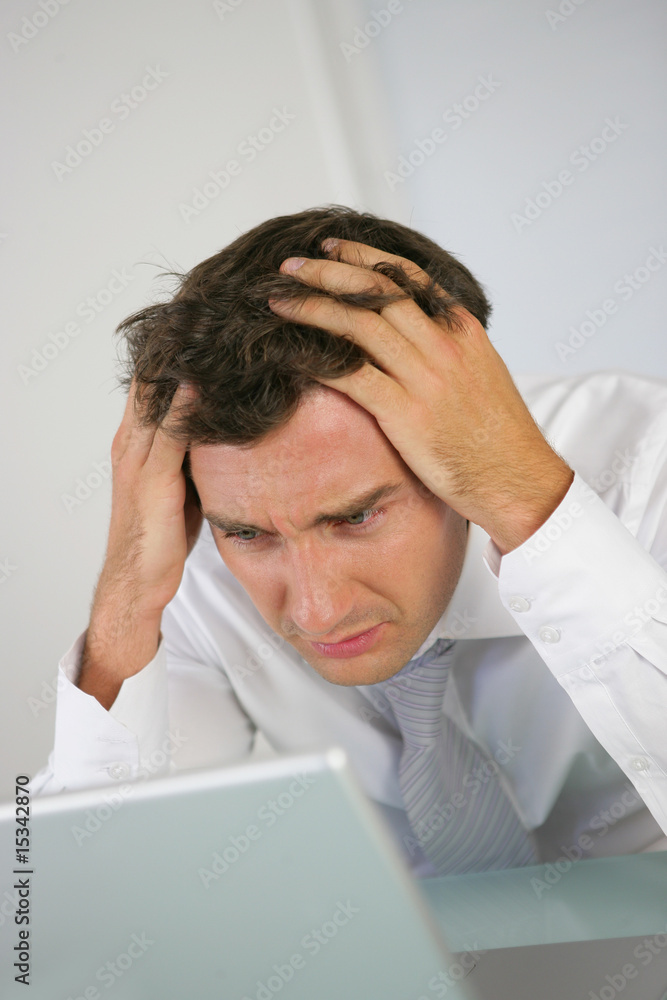 Portrait d'un homme inquiet devant un ordinateur portable Photos ...