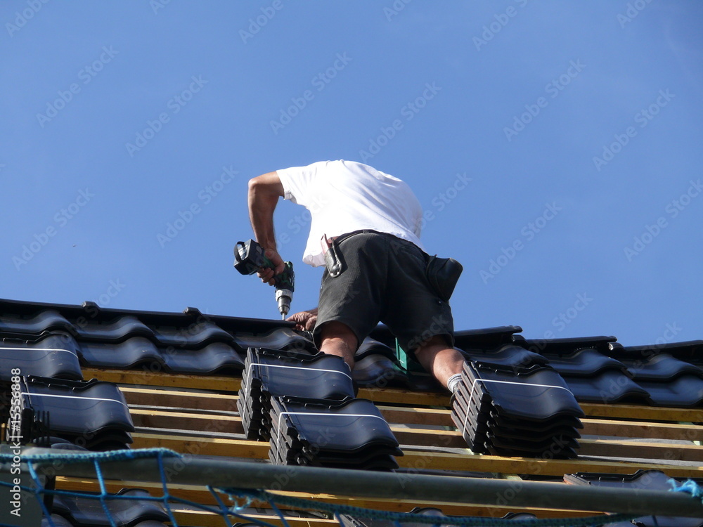 Arbeit am Dachfirst Stock-Foto | Adobe Stock