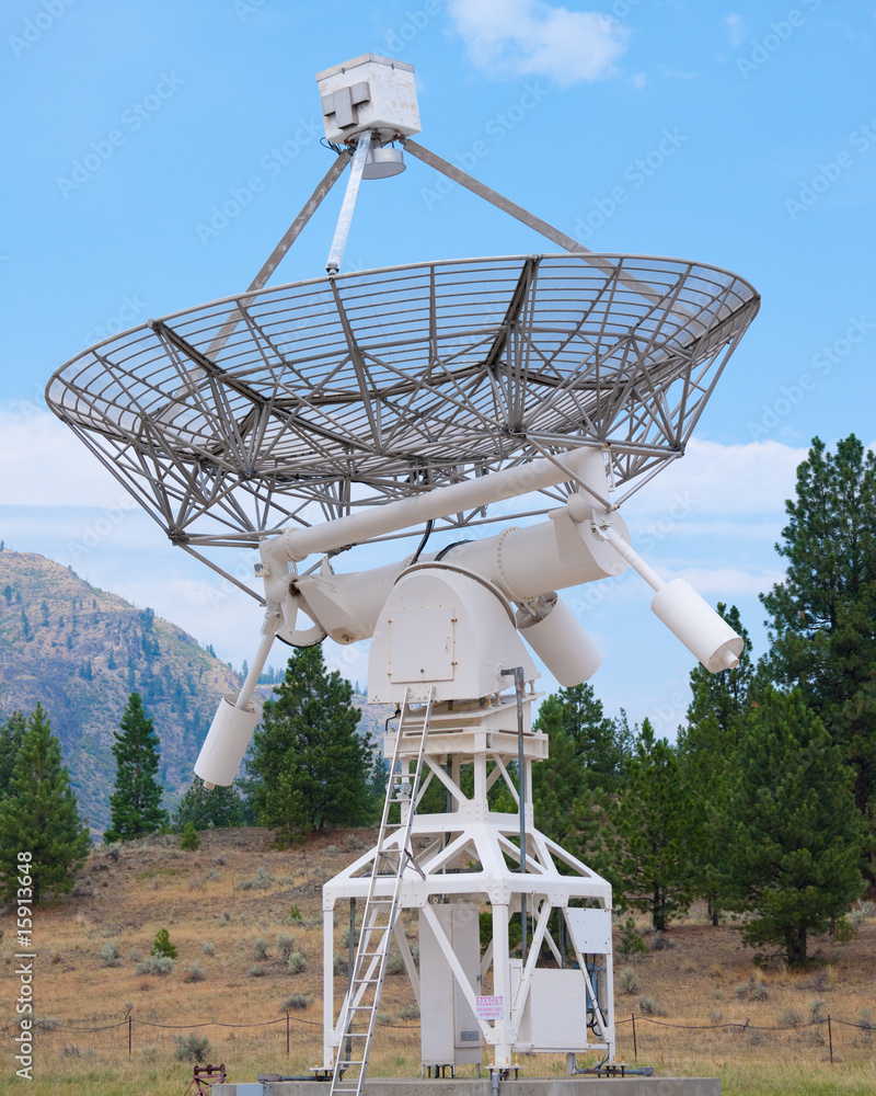 Poster Giant parabolic antenna looking into blue sky – Wall Art | UkPosters