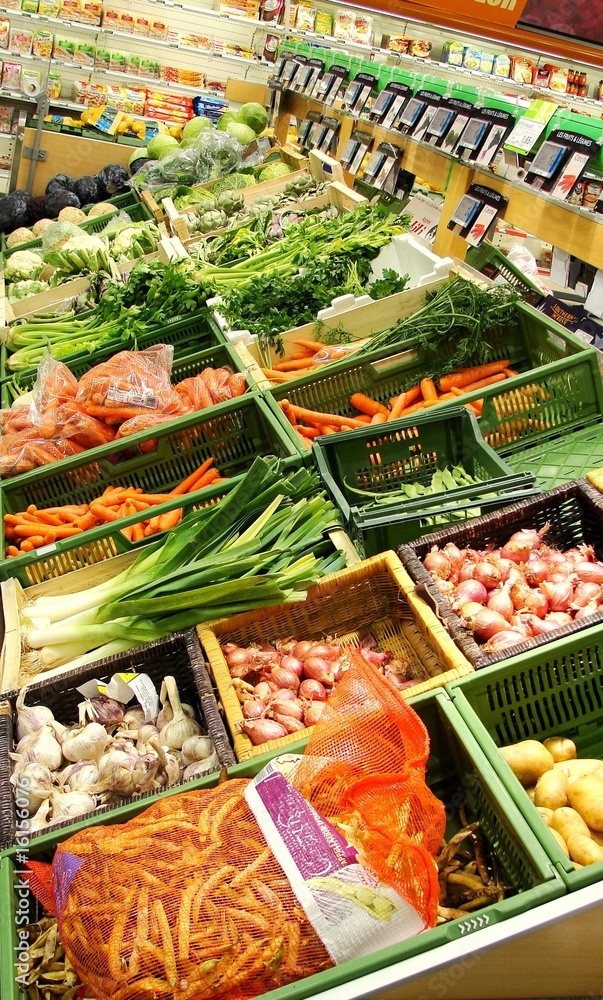 rayon fruits et légumes supermarché foto de Stock | Adobe Stock