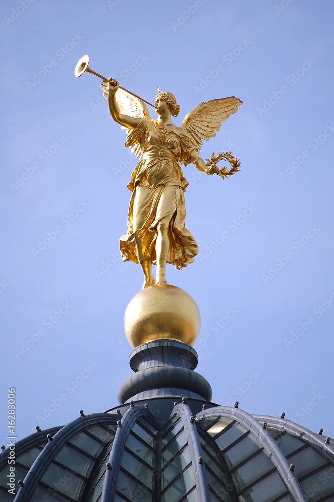 Goldengel / Goldener Engel Stock-Foto | Adobe Stock