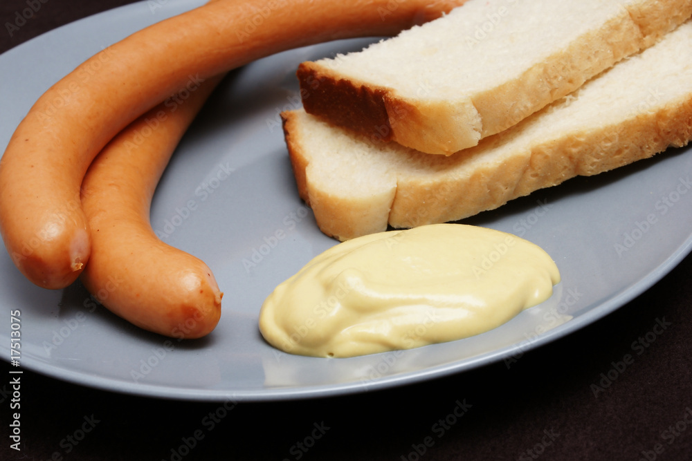 wiener würstchen mit brot und senf Stock-Foto | Adobe Stock