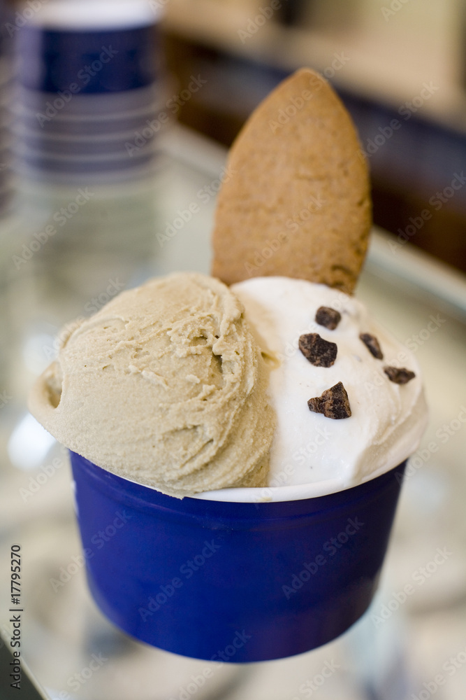 coppetta di gelato Stock Photo | Adobe Stock