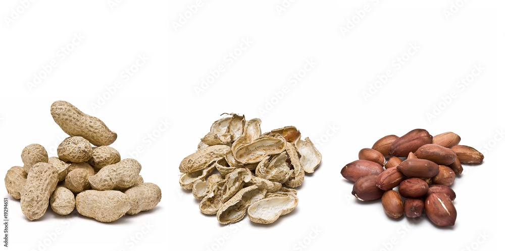Cacahuetes enteros, pelados y cáscaras. Stock Photo | Adobe Stock