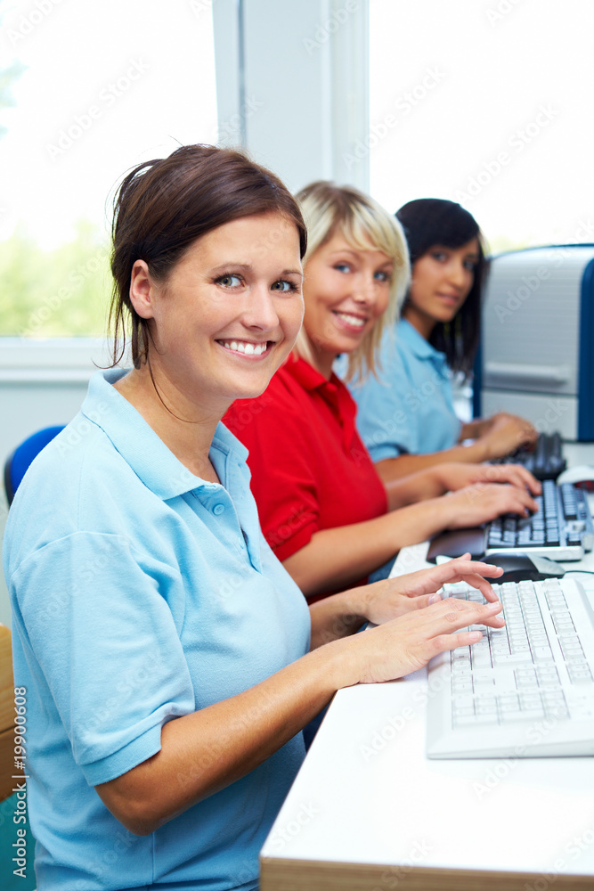 Drei Frauen am PC Stock-Foto | Adobe Stock