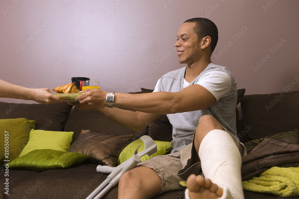 Homme platré prenant son petit déjeuner Stock Photo | Adobe Stock
