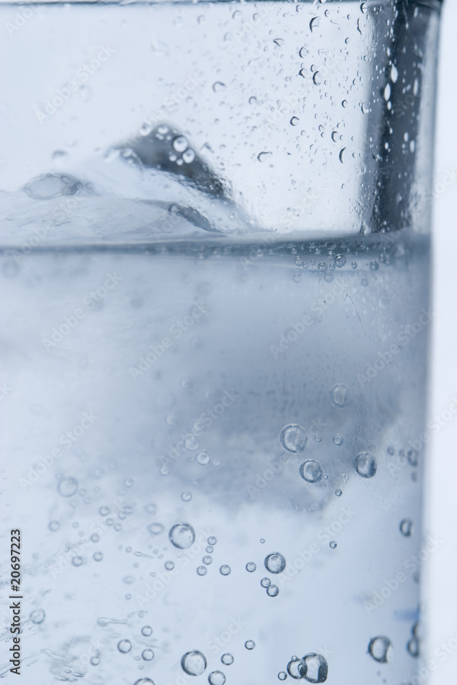 sprudelndes Wasser im Glas Stock Photo | Adobe Stock