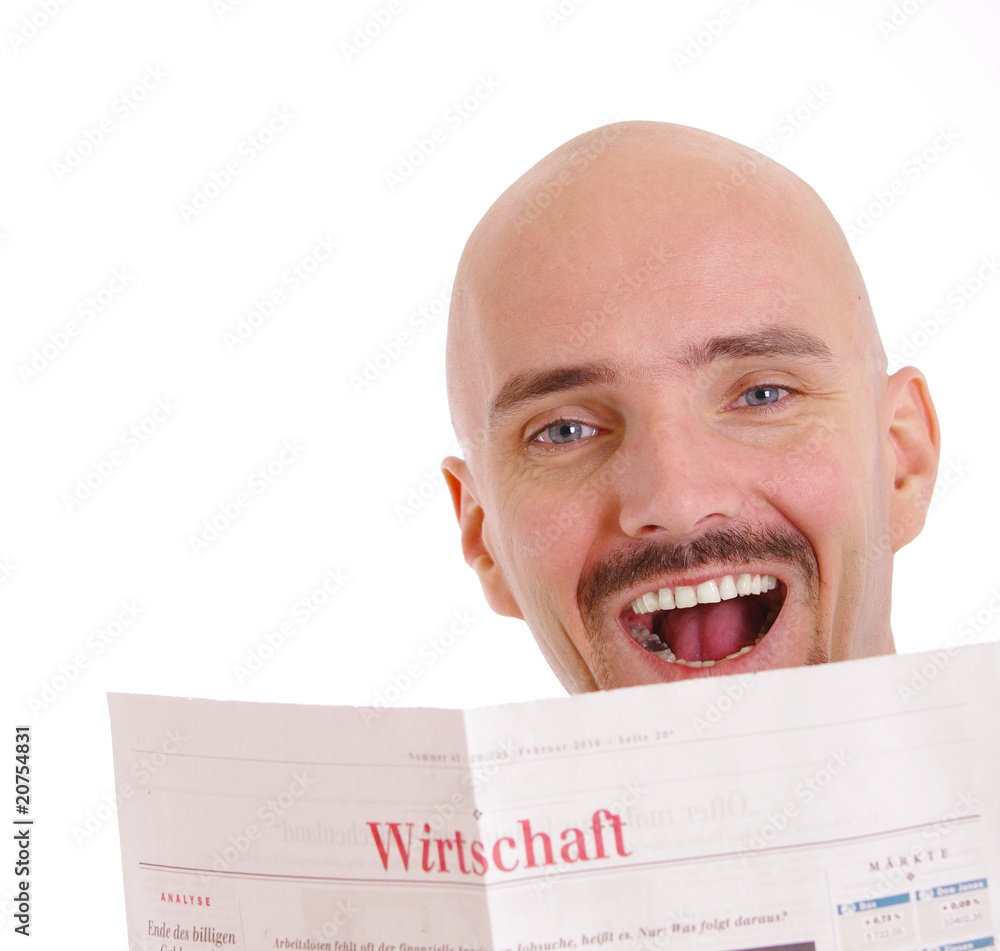 lachender Mann beim Zeitung lesen Stock-Foto | Adobe Stock