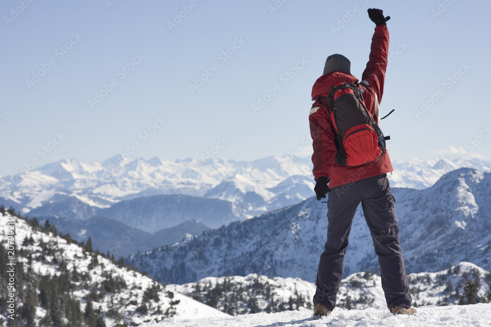 frau mit siegerpose in den alpen Stock-Foto | Adobe Stock